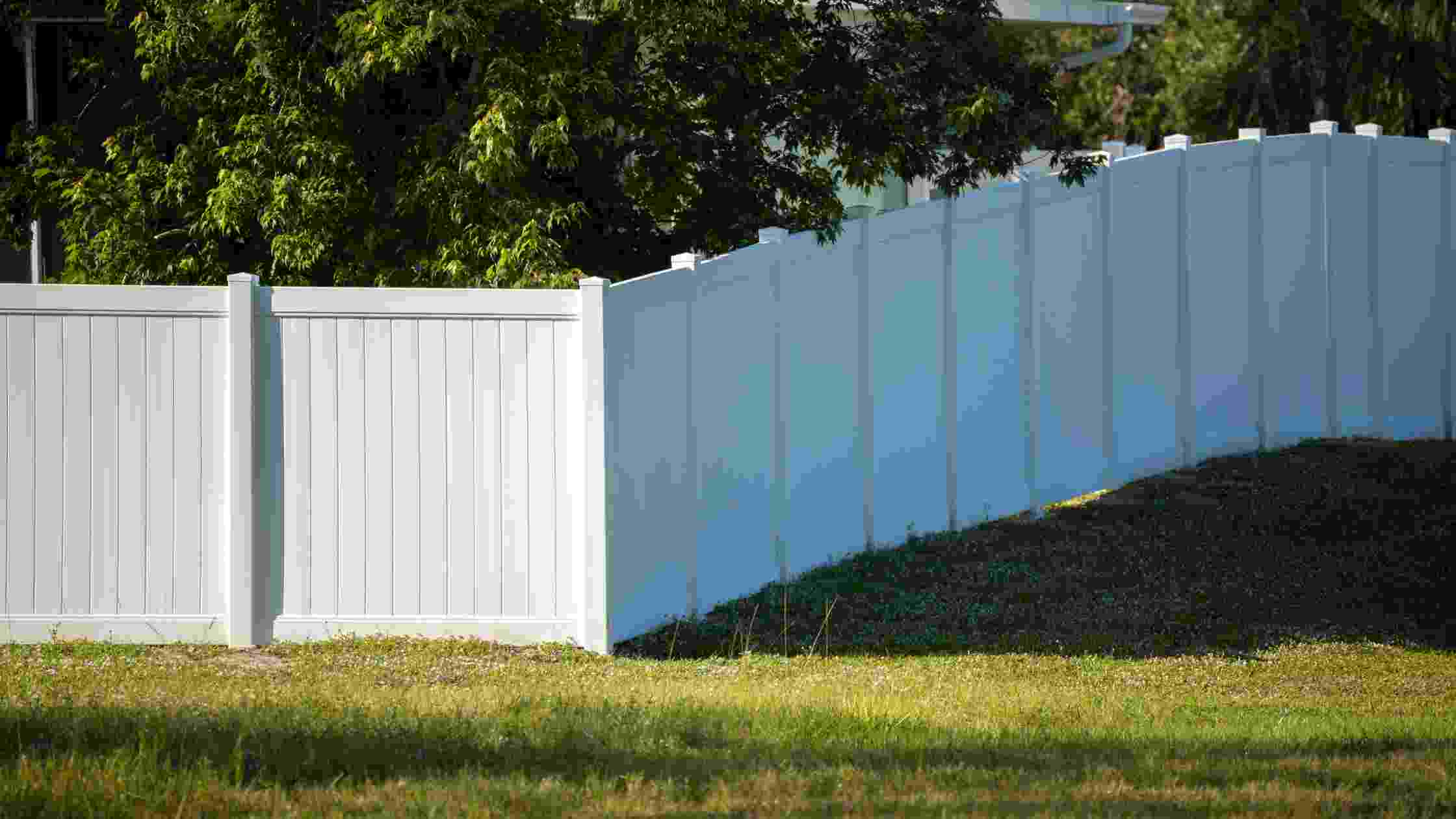 How To Clean A Vinyl Fence [Keep It Fresh And Fabulous!]
